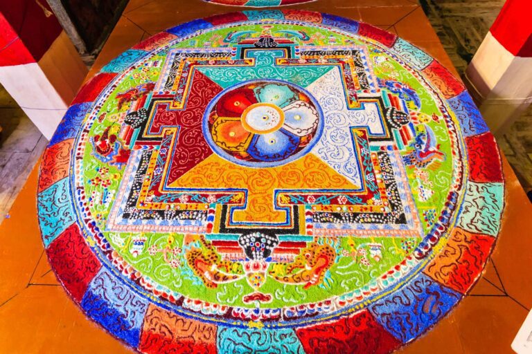 What Is Radial Balance in Art? A Clear Guide with Visual Examples ...